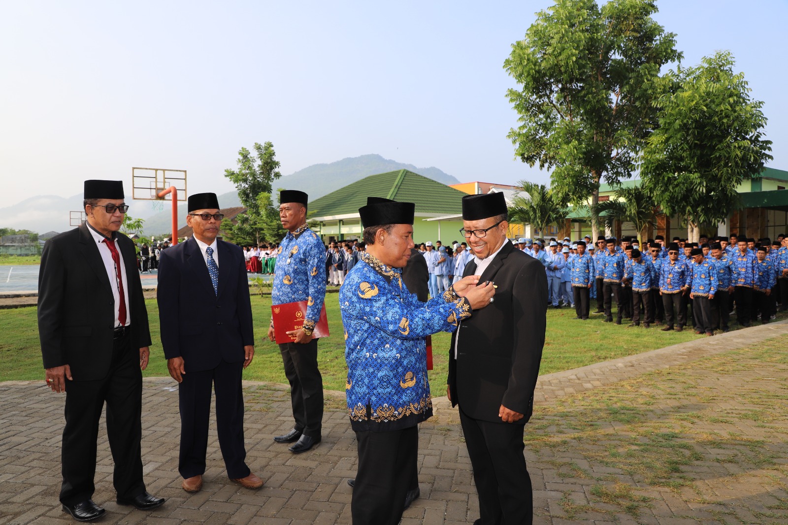Peringatan Hari Amal Bakti Kemenag Ke - 78, Bupati Sematkan Penghargaan Satya Lencana Karya ...