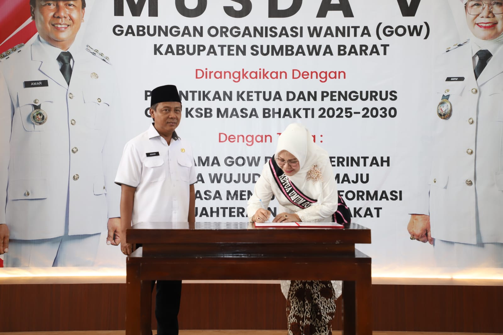 Bupati lantik Hj Hanipa Sebagai Ketua GOW Kabupaten Sumbawa Barat ...